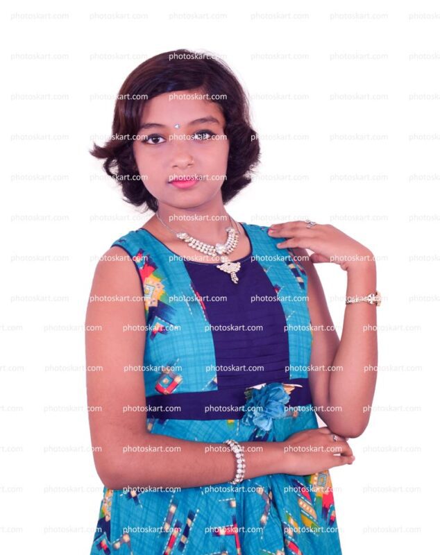 a girl pose with hand on shoulder | Photoskart